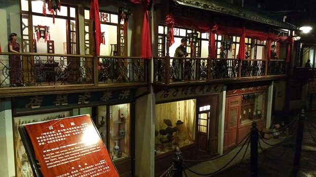 Fine Dining In Shanghai. Oriental Pearl Tower Restaurant, ChinaTours.com